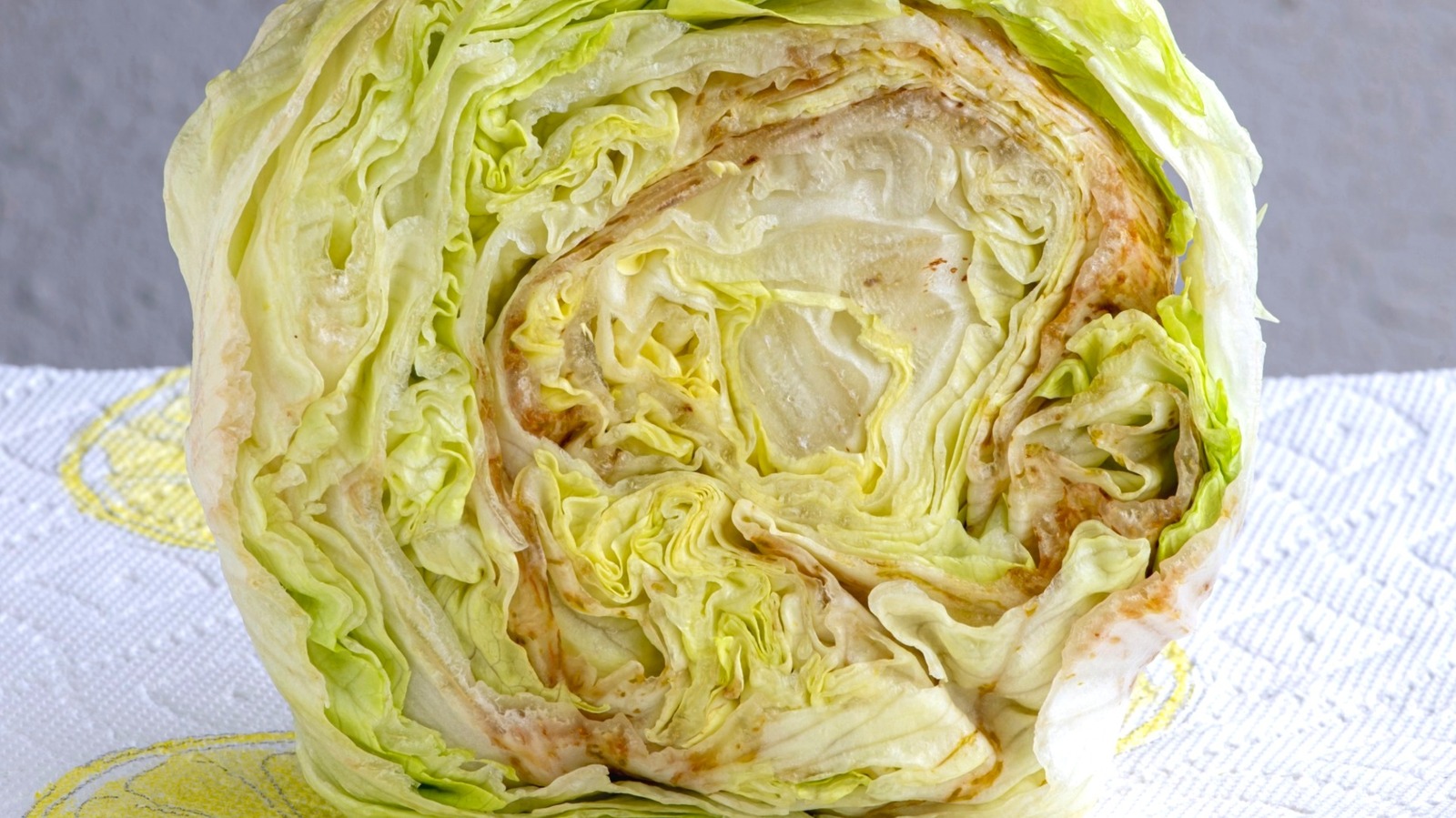 The Common Kitchen Item That Can Prevent Your Lettuce From Turning Brown